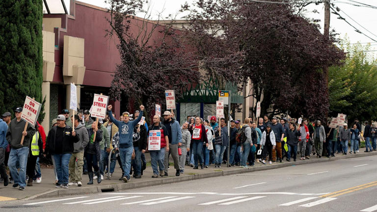 Boeing workers agree to new contract offer, concluding strike Boeing workers agree to new contract offer, concluding strike