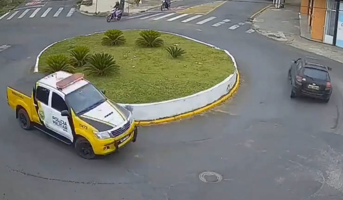 Video einer Verkehrsüberwachung fängt Autofahrer ein, der im ... Video einer Verkehrsüberwachung fängt Autofahrer ein, der im ...