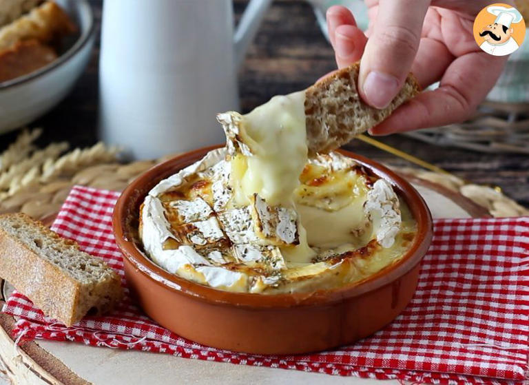 Air fryer-roasted camembert with a nice runny texture!