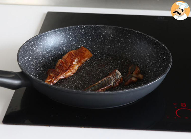 How to cook mackerel? try this recipe lacquered with soy sauce and honey!