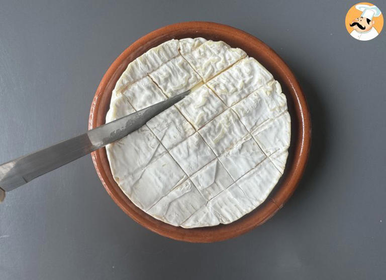 Air fryer-roasted camembert with a nice runny texture!