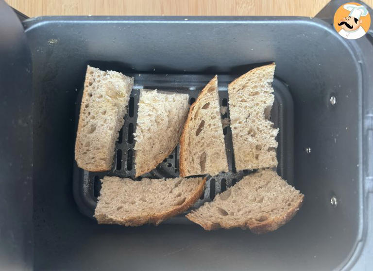 Air fryer-roasted camembert with a nice runny texture!