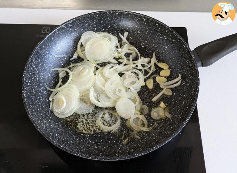 Creamy onion pasta: A tasty and super cheap pasta dish!