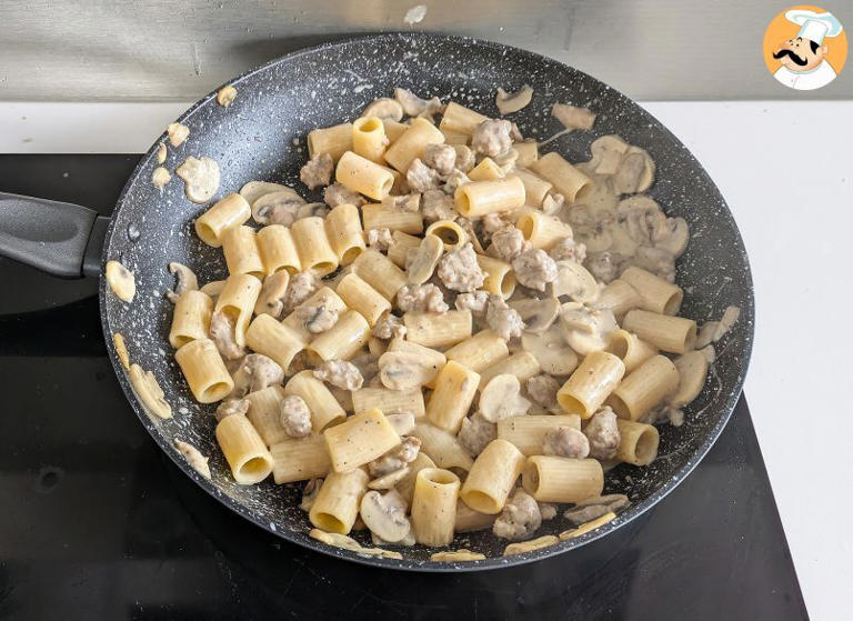 Pâtes crémeuses aux champignons et à la saucisse
