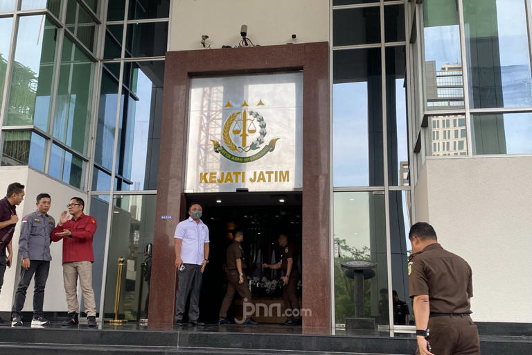 3 Hakim PN Surabaya yang Adili Ronald Tannur Terjaring OTT Kejagung 3 Hakim PN Surabaya yang Adili Ronald Tannur Terjaring OTT Kejagung