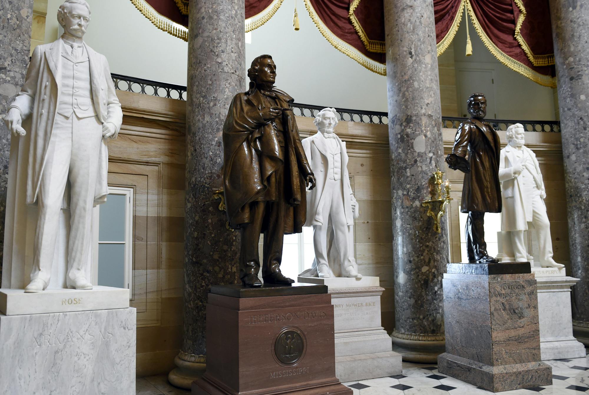 Many wealthy members of Congress are descendants of rich slaveholders − ...