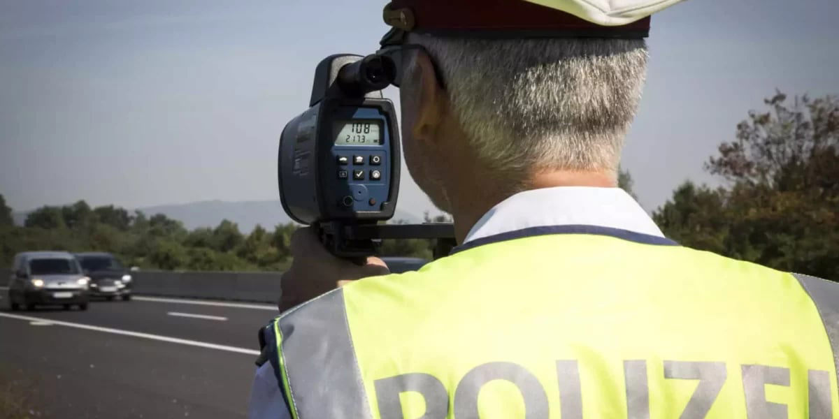 Mit fast doppelt so hoher Geschwindigkeit: Raser auf der L531 gestoppt Mit fast doppelt so hoher Geschwindigkeit: Raser auf der L531 gestoppt