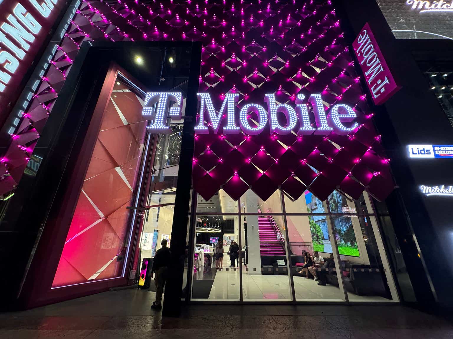 T-Mobile's 5G to be used for Comcast and Charter's wireless business ...