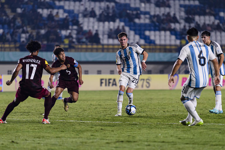 Manchester United interested in Argentine wonderkid; European giants ... Manchester United interested in Argentine wonderkid; European giants ...
