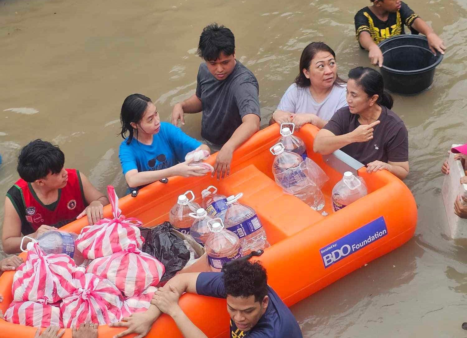 Former VP Leni braves floods, joins storm relief operations Former VP Leni braves floods, joins storm relief operations