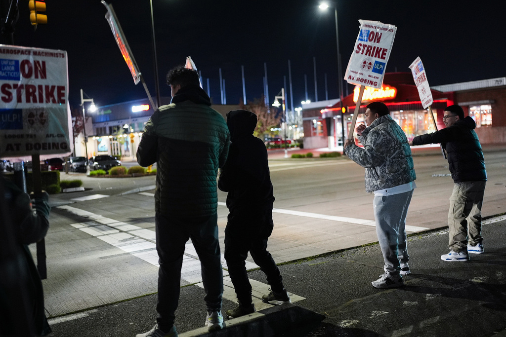 Boeing machinists vote down contract proposal, strike continues Boeing machinists vote down contract proposal, strike continues