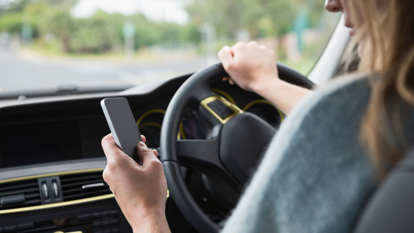 Top 10 der Ablenkungen beim Autofahren