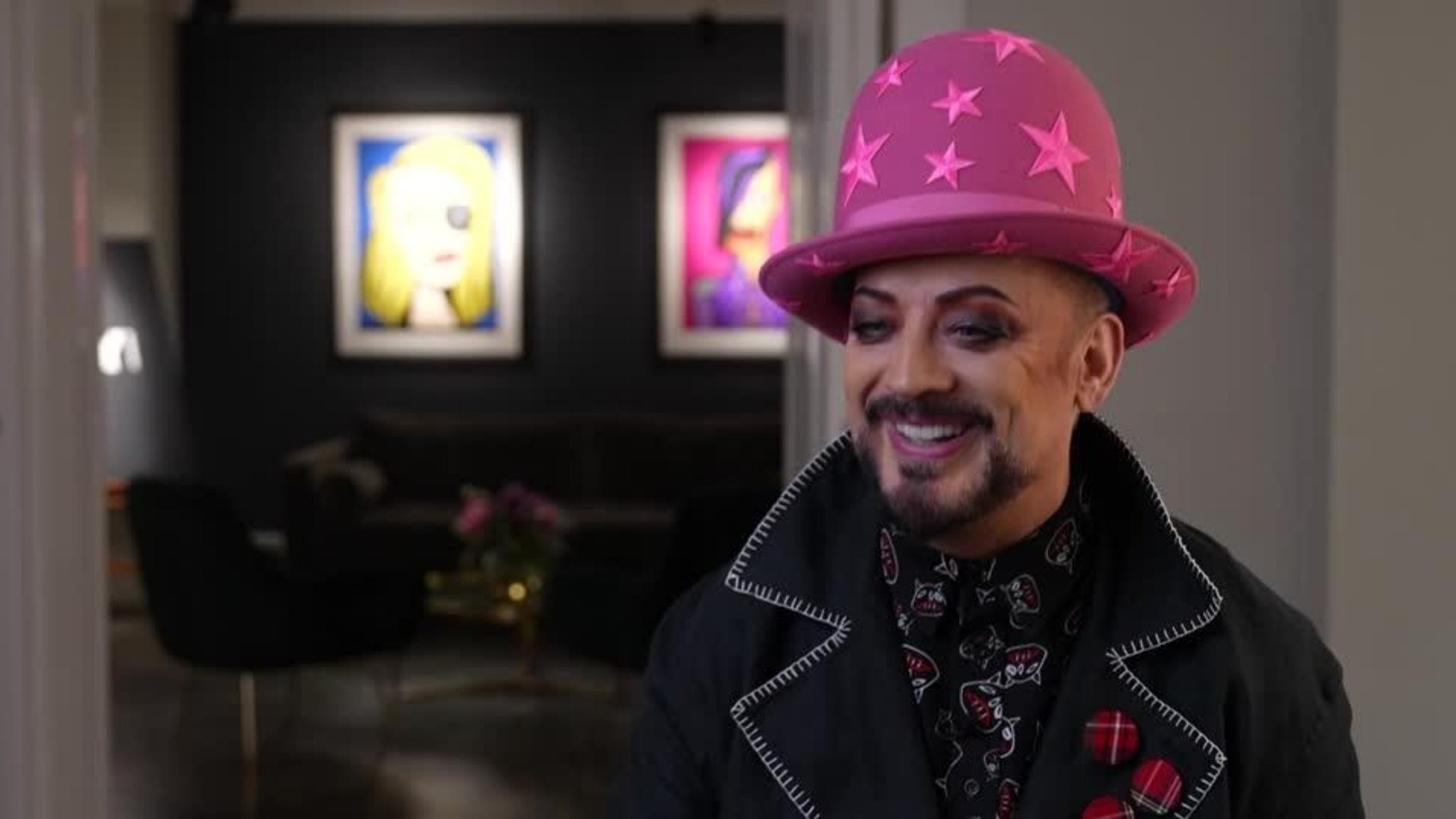 La seconda vita di Boy George: in mostra i ritratti coloratissimi ...