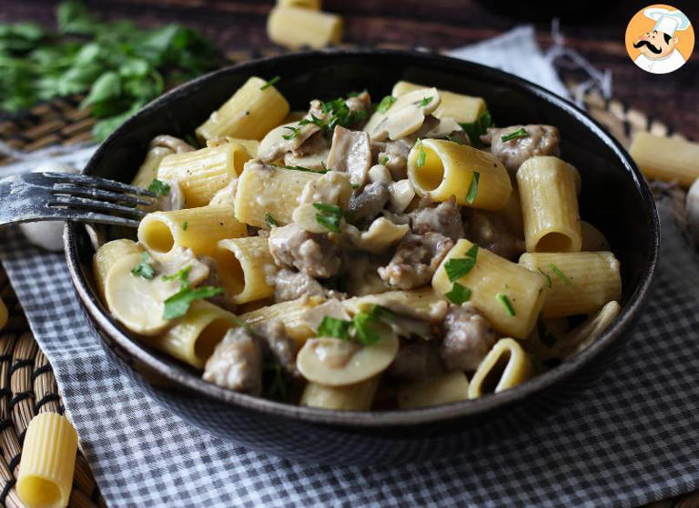 Cremige Nudeln mit Champignons und Wurst