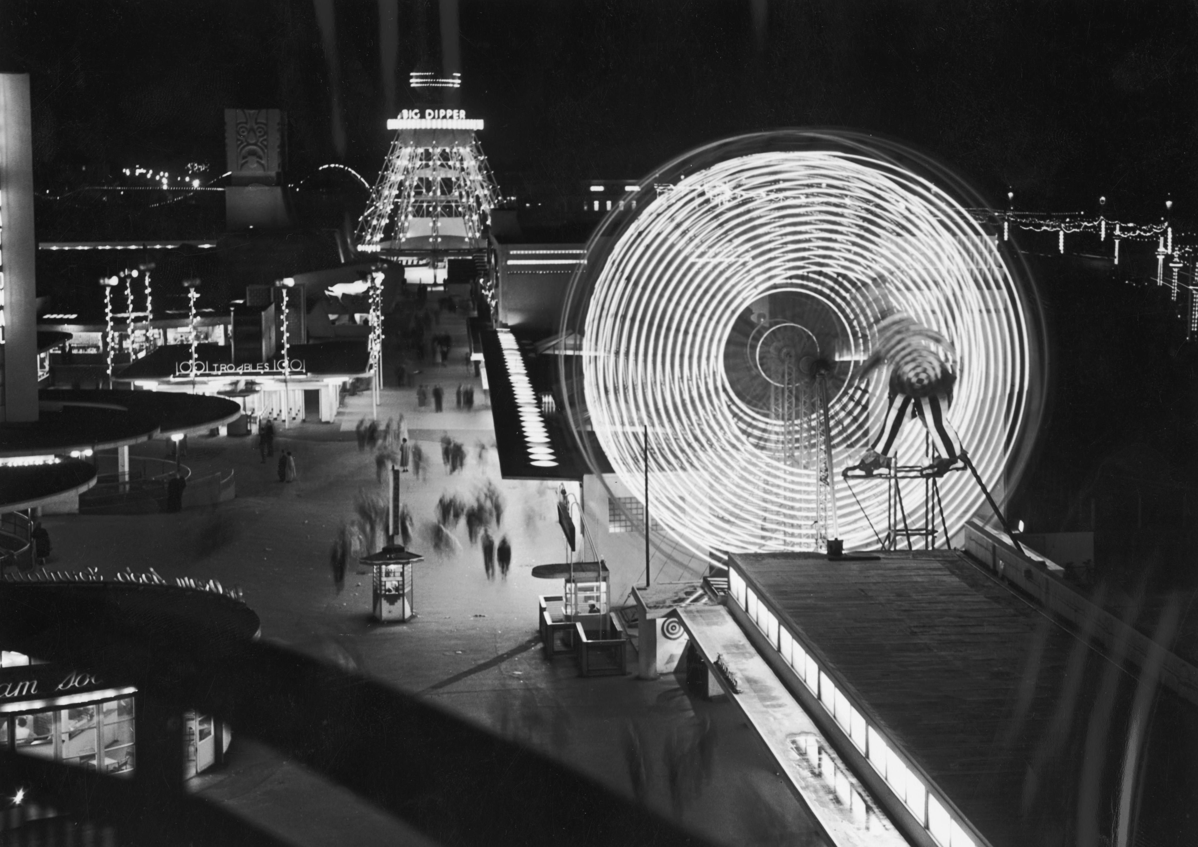 19 atmospheric retro scenes of Blackpool as the nights draw in and the ...
