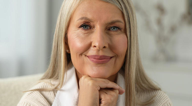 Maquillage après 50 ans : 4 astuces d'experte “aussi efficaces que la ... Maquillage après 50 ans : 4 astuces d'experte “aussi efficaces que la ...