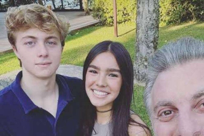 Filho de Angélica e Luciano Huck surge em momento romântico com a namorada Filho de Angélica e Luciano Huck surge em momento romântico com a namorada