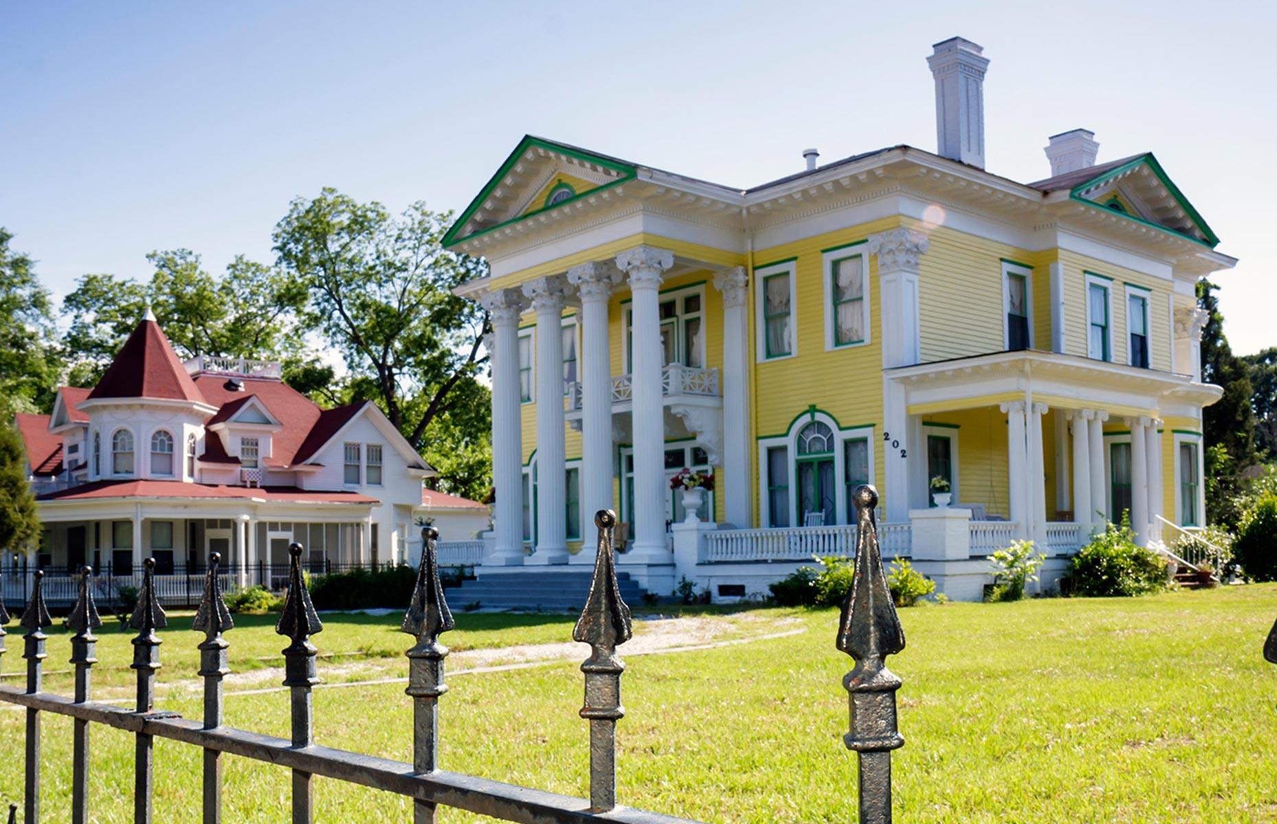 This beautiful Alabama time-warp mansion dates back to the early 1900s