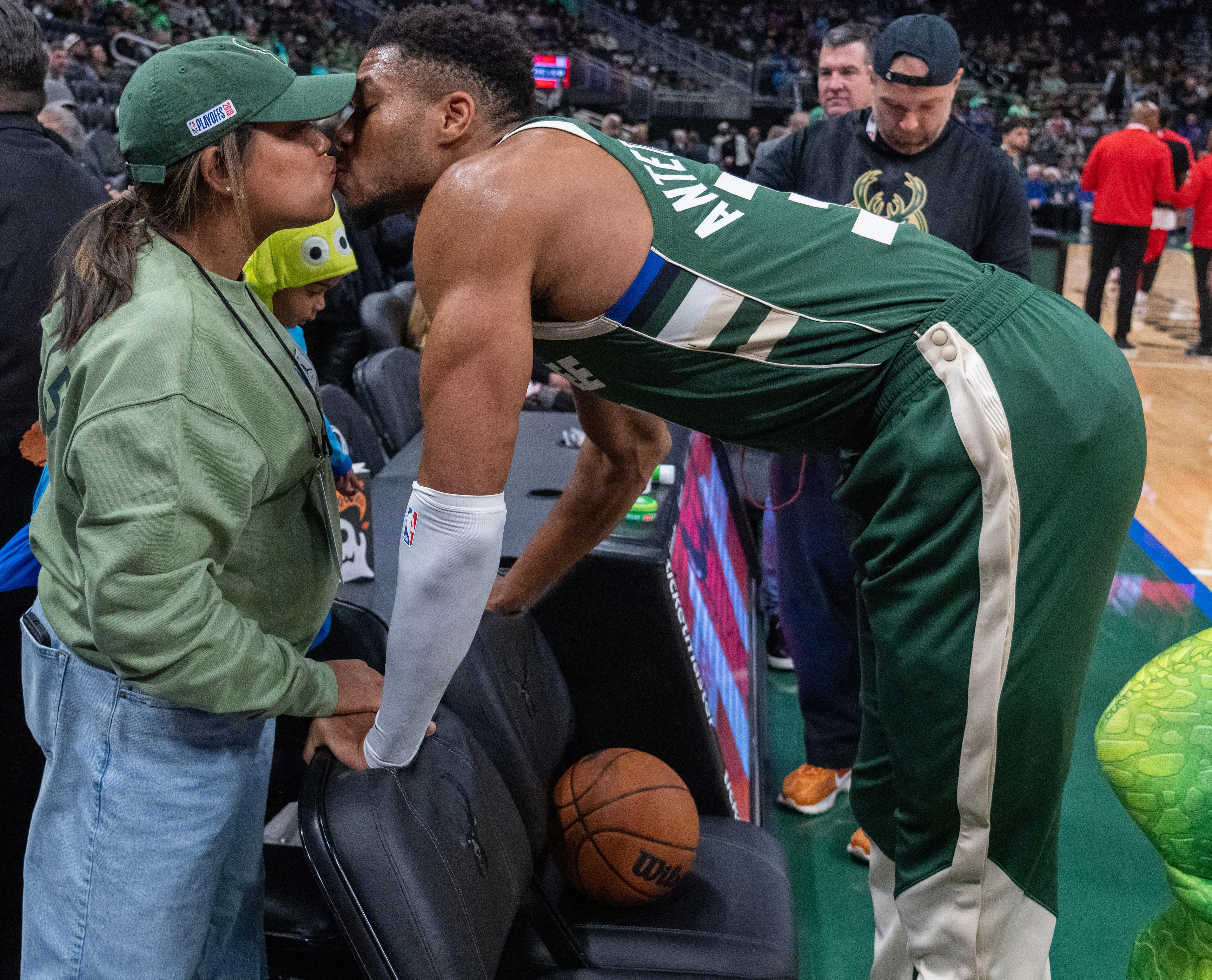 Giannis Antetokounmpo reveals he has 'a kid on the way' in hilarious ...