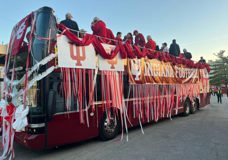Lee Corso recreates double-decker bus entrance at ESPN College GameDay ...