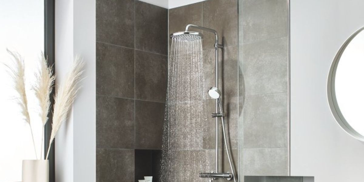 Faites briller la paroi de douche en quelques secondes grâce à ce ...