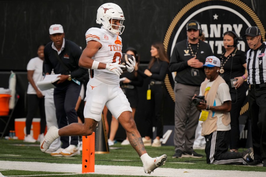 Longhorns receiver lets everyone know the difference between Arch ...