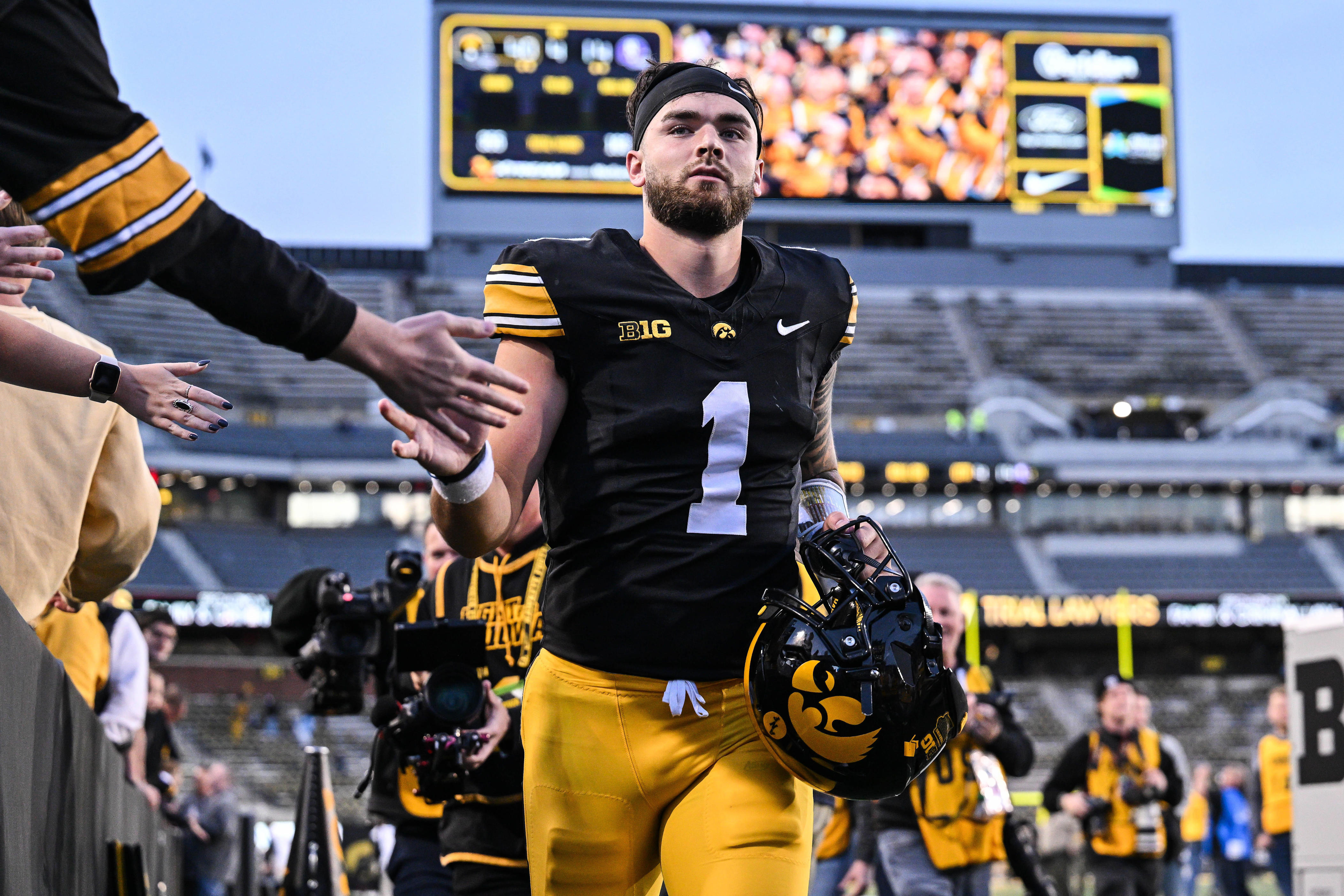 Iowa football transfer QB in talks with Big Ten contender