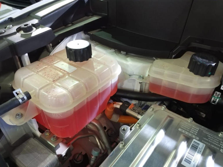 Ternyata rajin cek tabung cadangan air radiator mobil bikin kantong aman