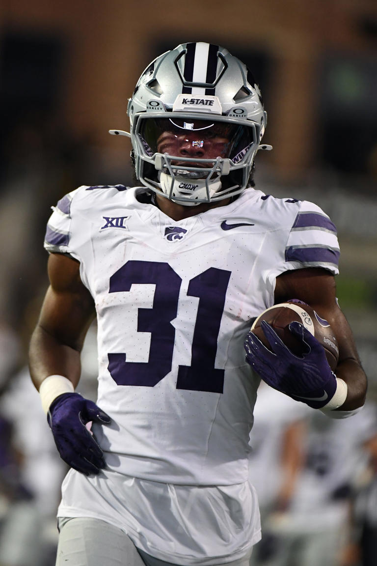 Kansas State football running back DJ Giddens runs wild in first half