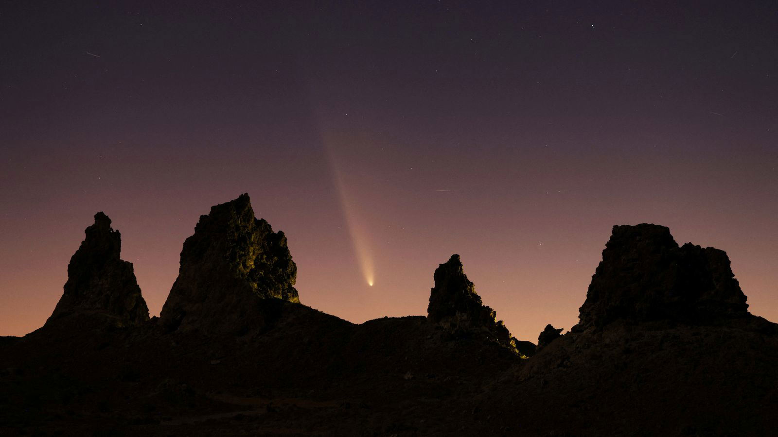Stargazers capture 'comet of the century' Stargazers capture 'comet of the century'