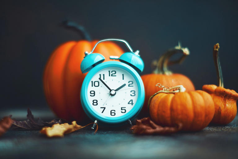 Do clocks fall back this weekend? Know when daylight savings time ends ...