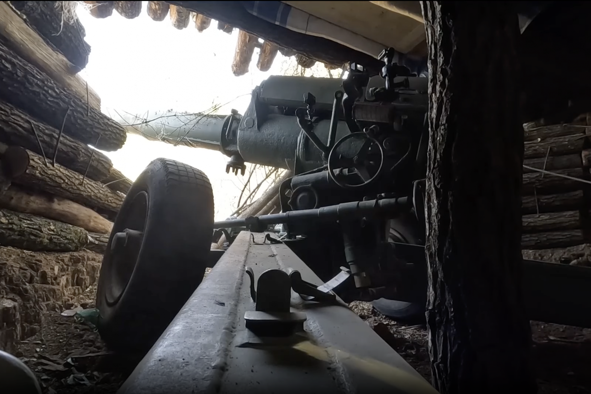 Russia is using an artillery gun developed at the start of the Cold War ...