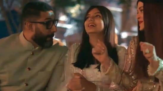 Aishwarya Rai-Abhishek Bachchan cute candid moment with Aaradhya ... Aishwarya Rai-Abhishek Bachchan cute candid moment with Aaradhya ...
