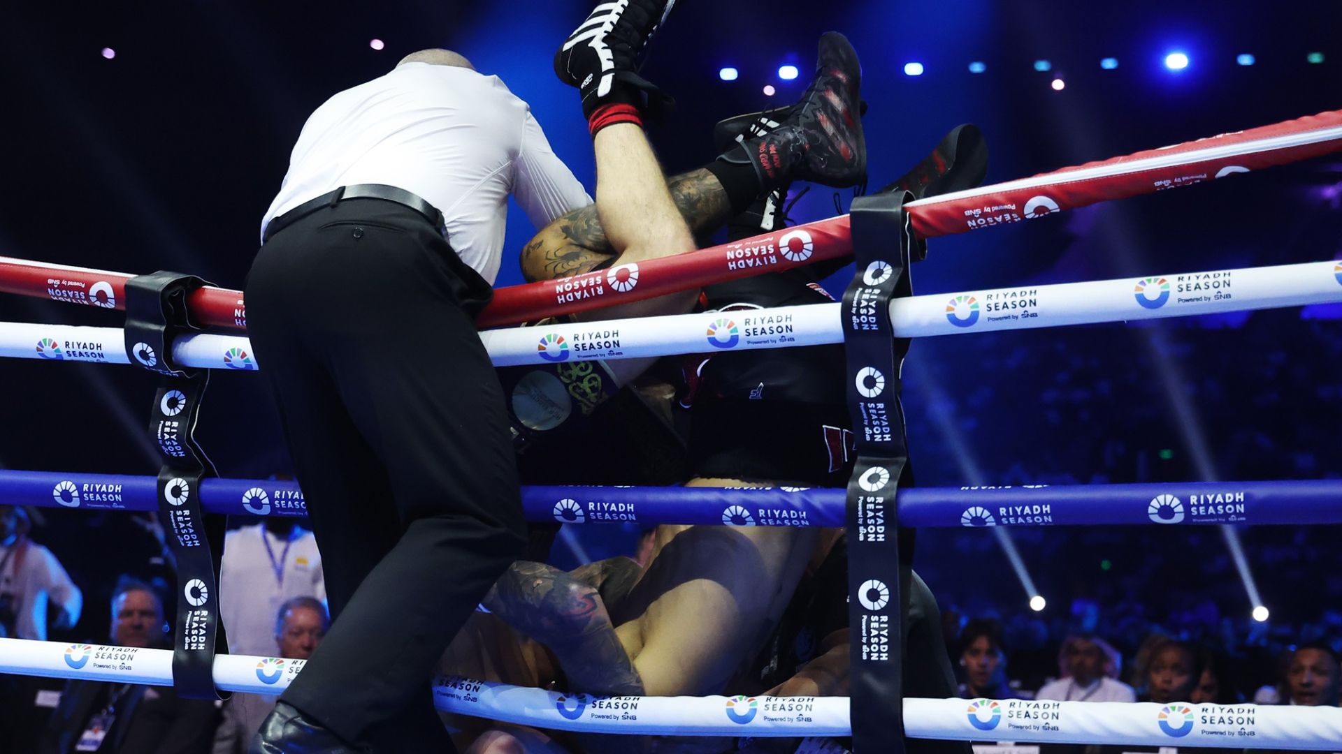 Die beiden Boxer stürzen aus dem Ring: Das Chaos bricht aus. Die Fotos