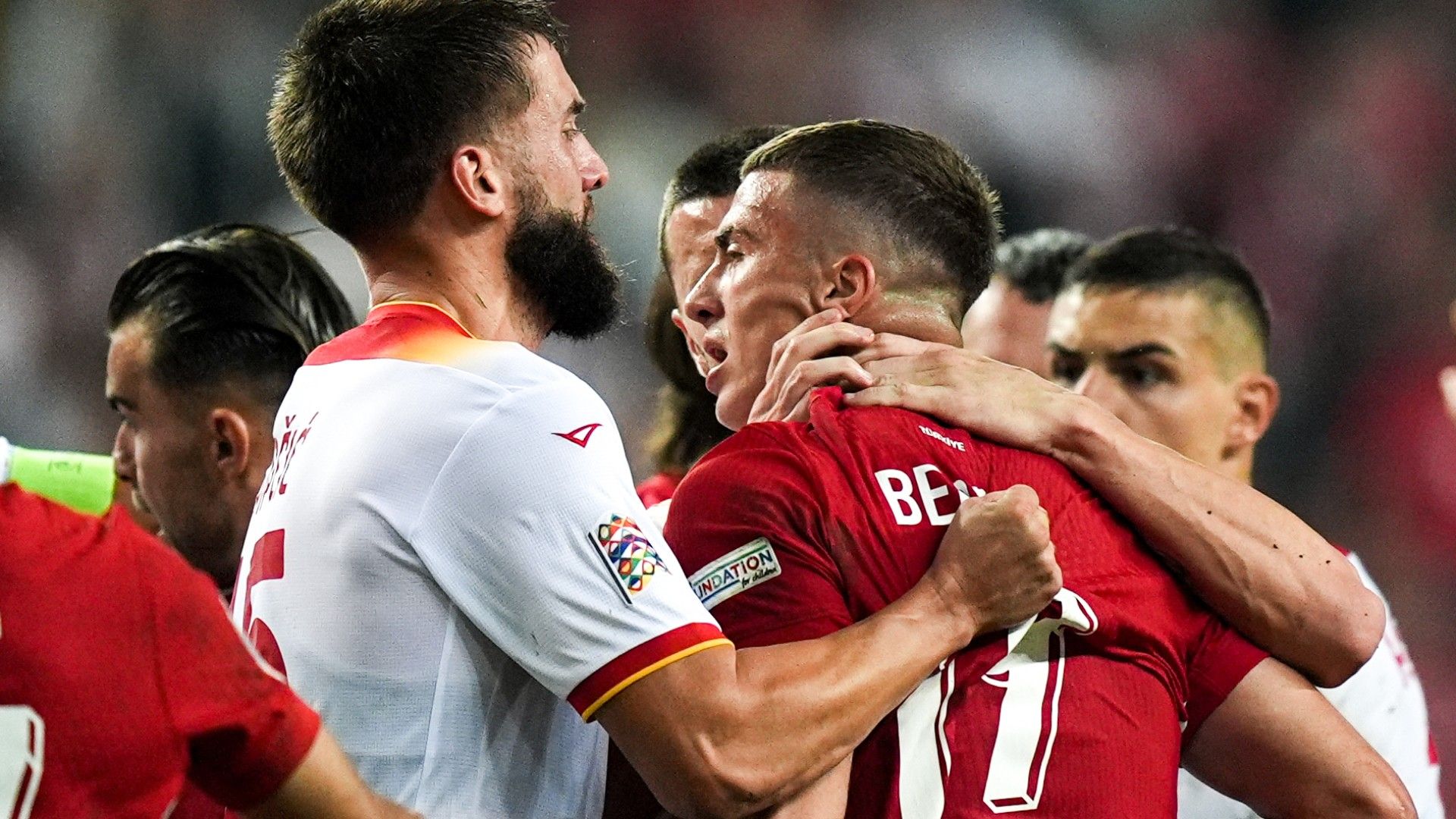 Mega vechtpartij op het veld, voetballers grijpen elkaar bij de strot. Foto