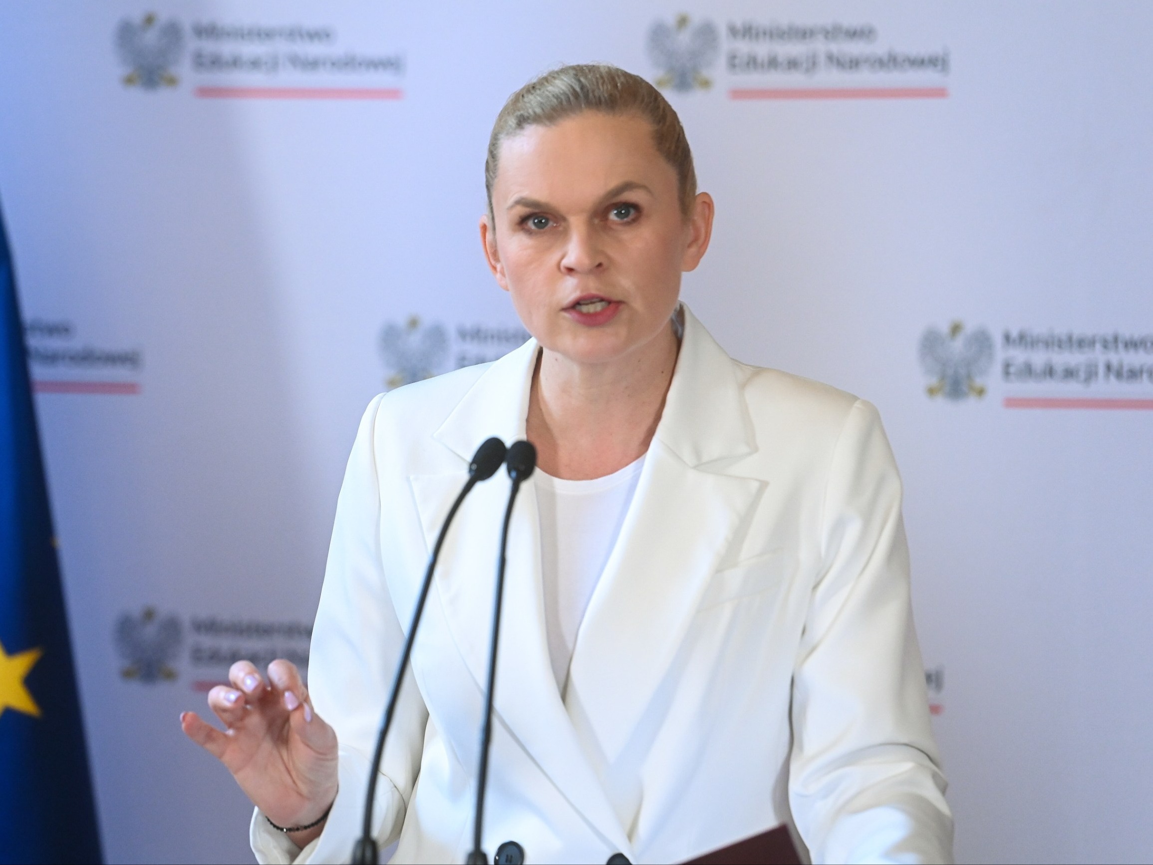 Profanacja krzyża w szkole. Jest komentarz Nowackiej