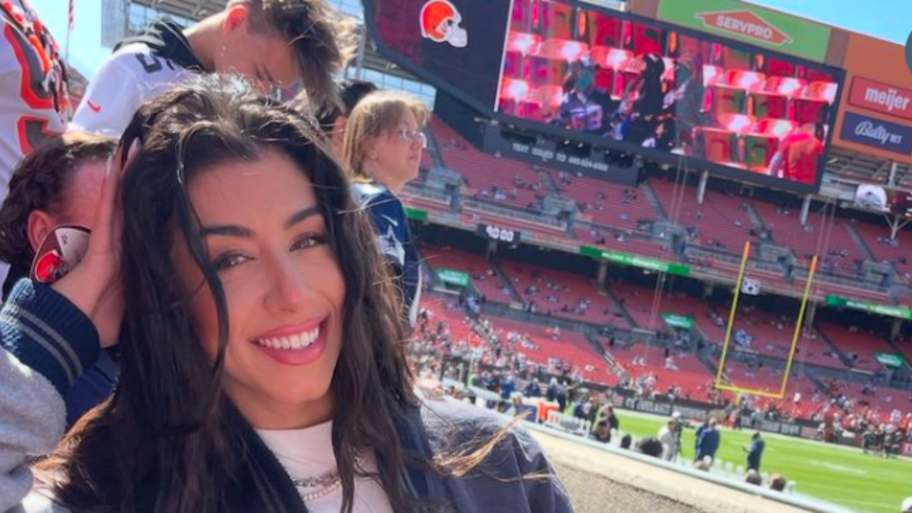 Dak Prescott’s fiancée flexes Vikings purple fit before Cowboy-Eagles ...