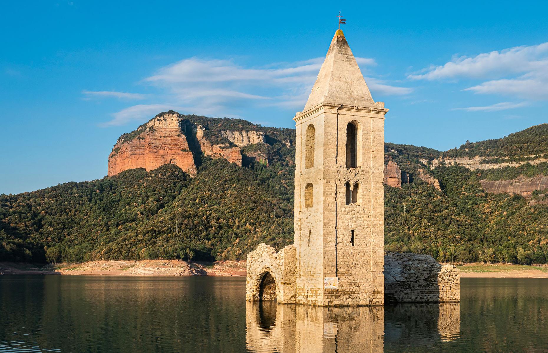 Amazing sunken places, ruins that have reemerged from the water