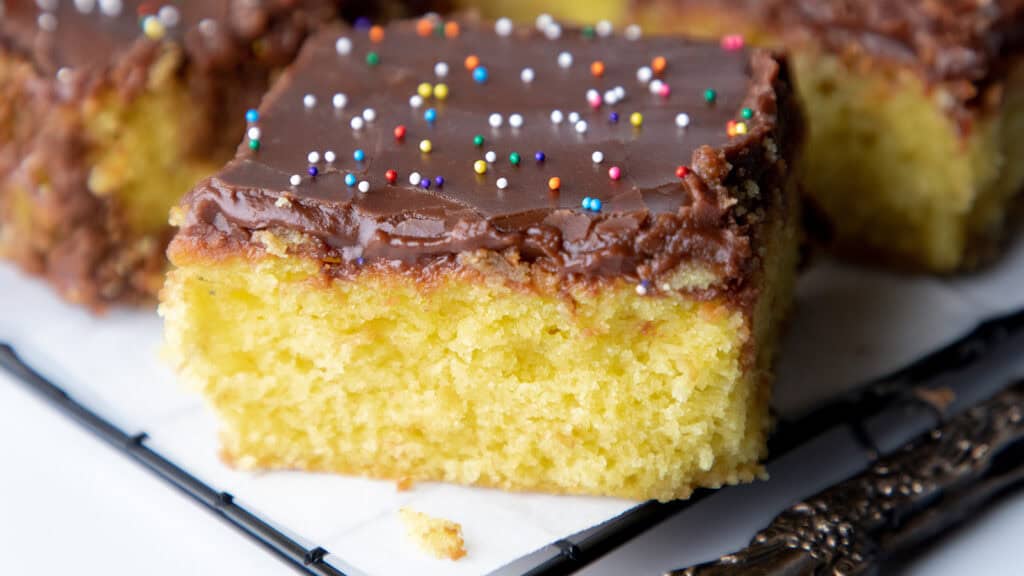 17 Old-Fashioned Cakes That’ll Keep Everyone Coming Back for More