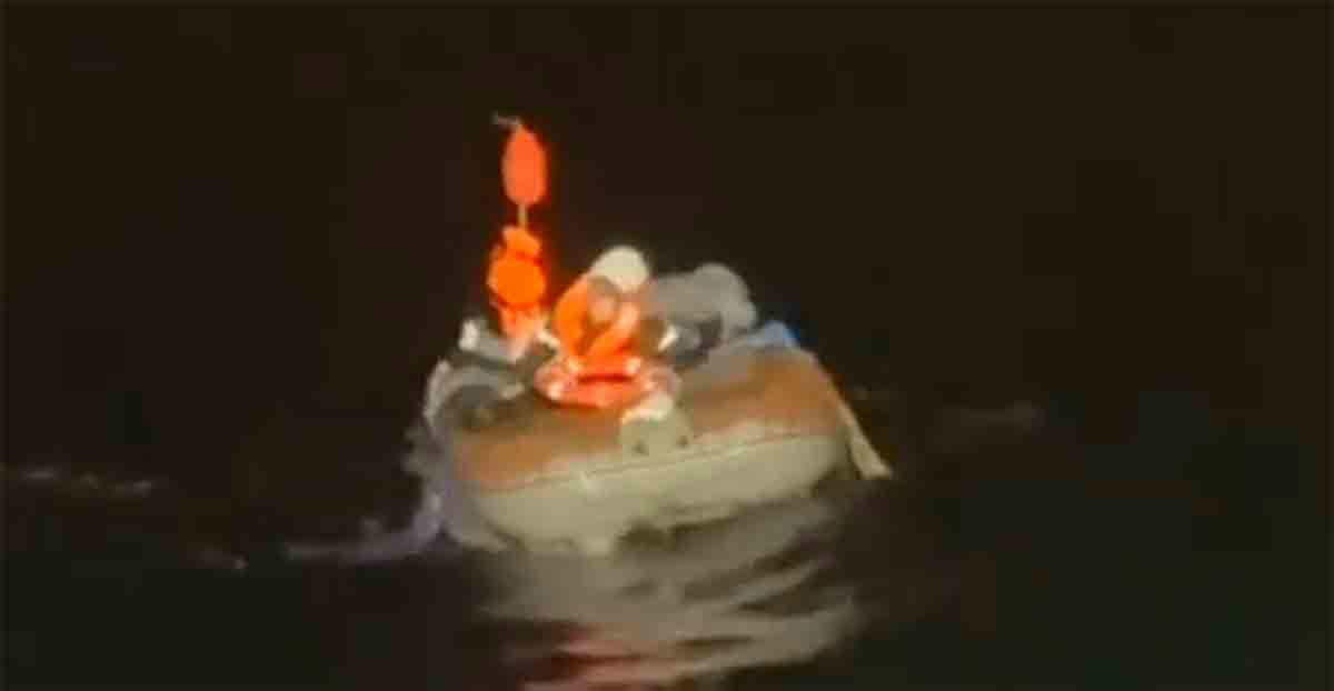 Video: Pria diselamatkan setelah dua bulan terombang-ambing di laut ... Video: Pria diselamatkan setelah dua bulan terombang-ambing di laut ...