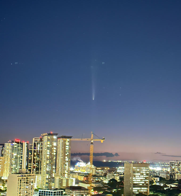 Stargazers capture ‘comet of the century’ soaring over Hawaii Stargazers capture ‘comet of the century’ soaring over Hawaii