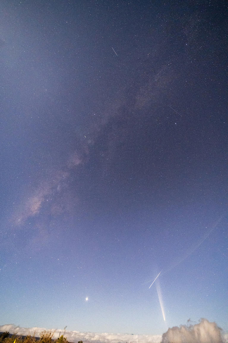 Stargazers capture ‘comet of the century’ soaring over Hawaii Stargazers capture ‘comet of the century’ soaring over Hawaii