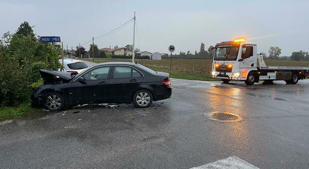 Incidente sull'asfalto bagnato all'incrocio: tre feriti Incidente sull'asfalto bagnato all'incrocio: tre feriti