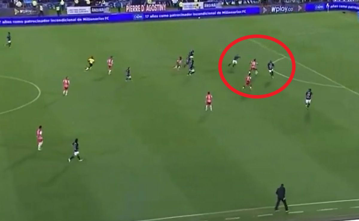 El garrafal error en la defensa de Millonarios para el gol de Fortaleza El garrafal error en la defensa de Millonarios para el gol de Fortaleza