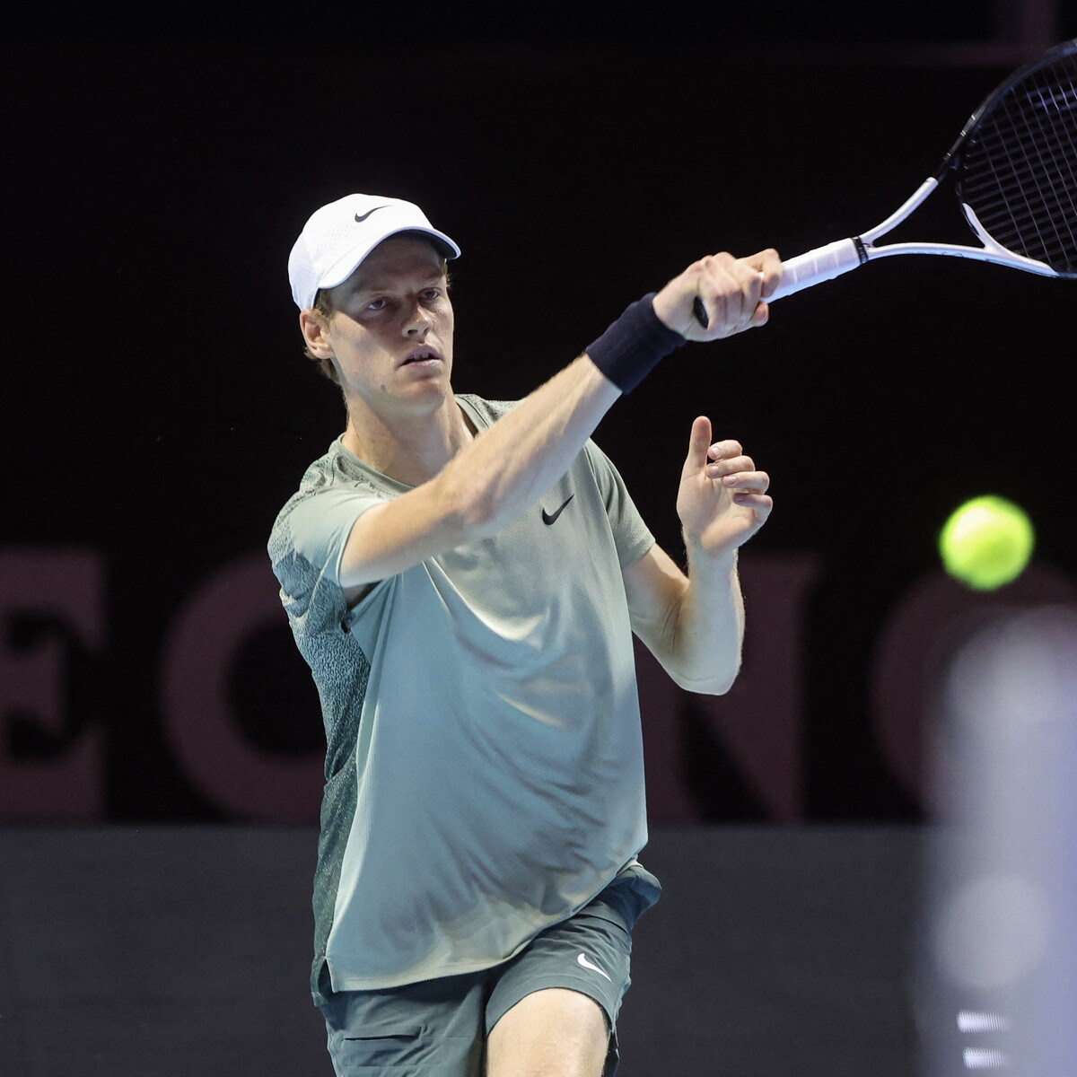 Sinner batte ancora Djokovic: trionfo in tre set e finale del 6 Kings Slam Sinner batte ancora Djokovic: trionfo in tre set e finale del 6 Kings Slam