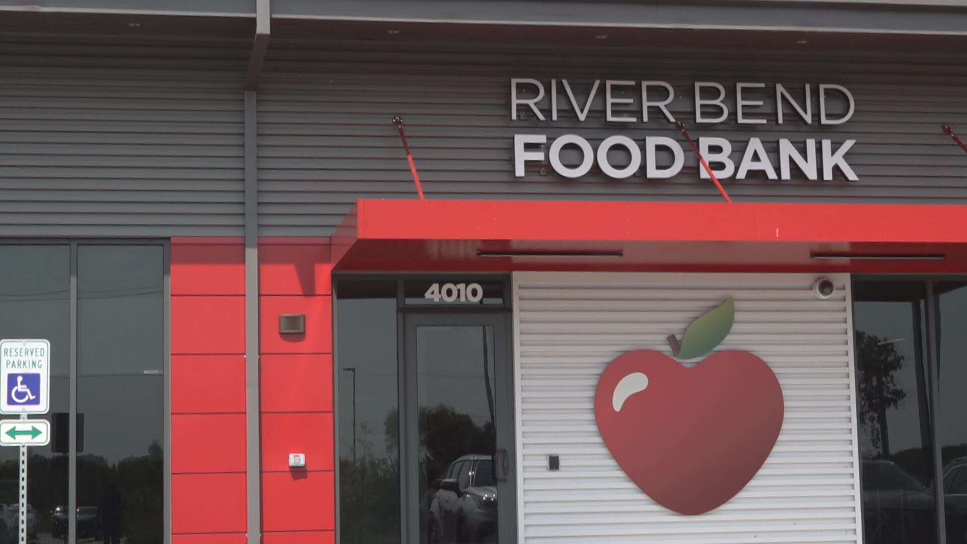 Hy-Vee donates $655,437 to River Bend Food Bank after its 100 Million ...