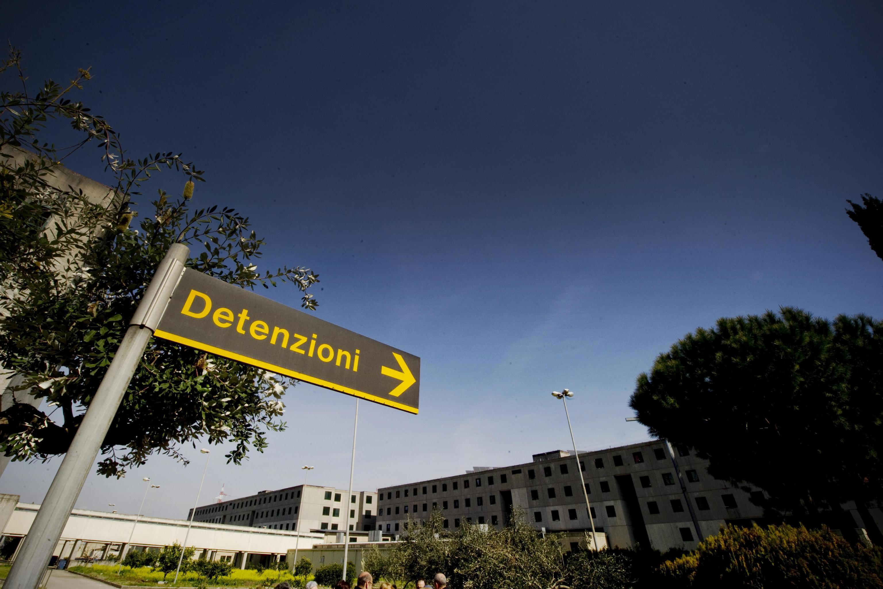 In carcere con 800 grammi droga nella panciera, agente arrestato In carcere con 800 grammi droga nella panciera, agente arrestato