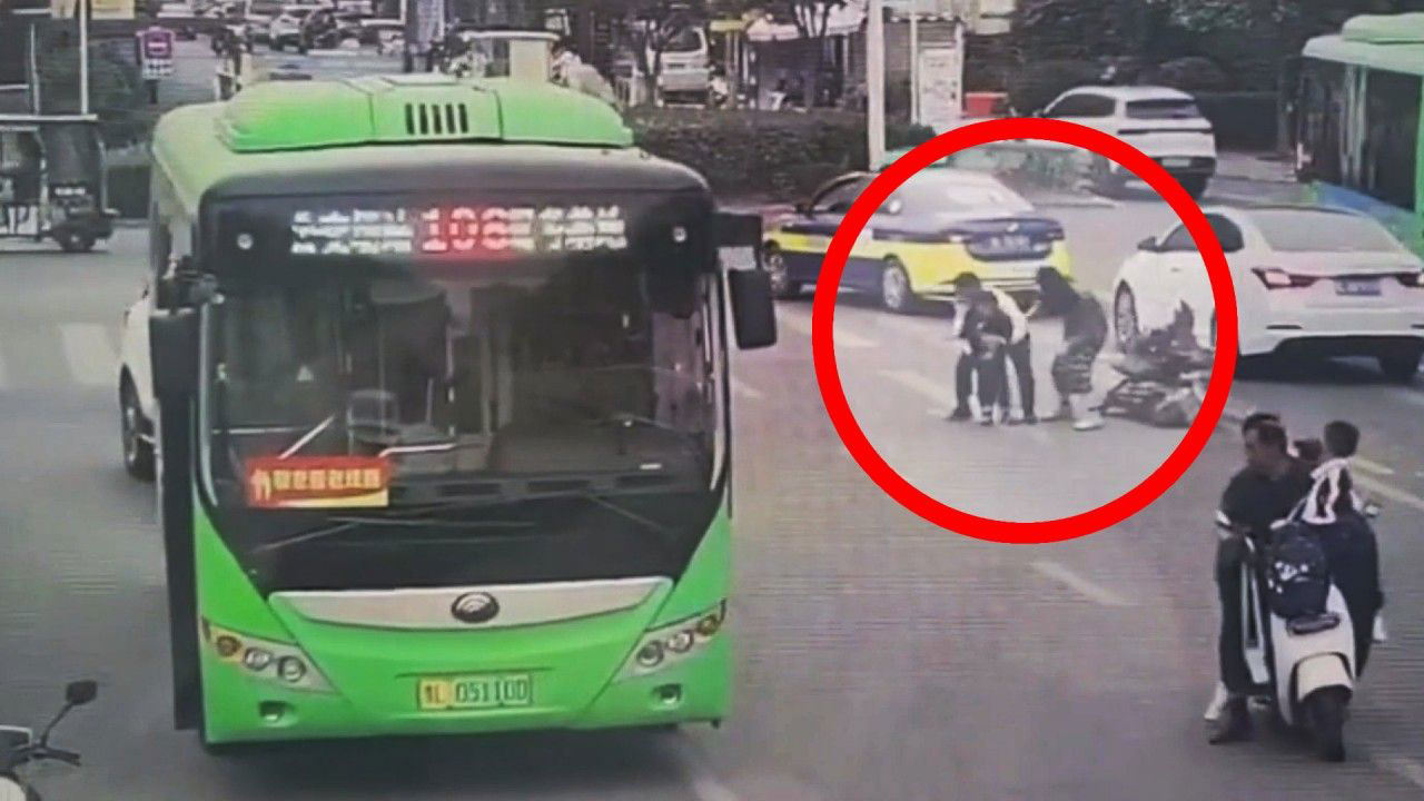 Bus driver hailed as hero after stopping on busy highway to save ... Bus driver hailed as hero after stopping on busy highway to save ...
