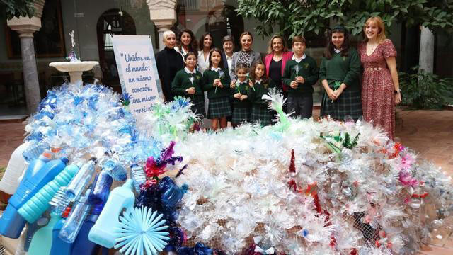 Los tres colegios ganadores de Flora Mini reciben el premio por sus ... Los tres colegios ganadores de Flora Mini reciben el premio por sus ...