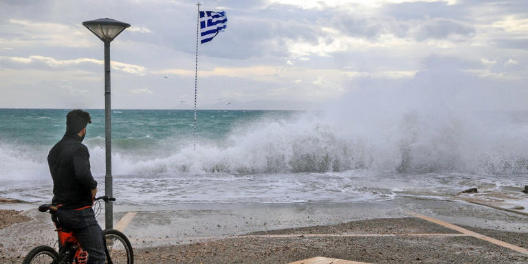 Χειμώνας και την Κυριακή, πού θα βρέχει - πότε αλλάζει το σκηνικό και ...